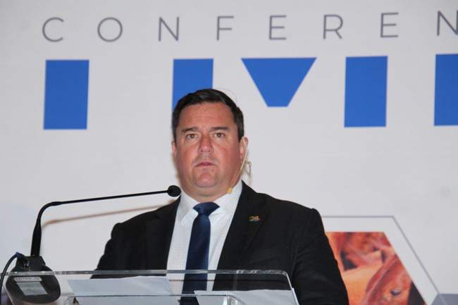 Voerkrale, abattoirs mag ook nou teen bek-en-klouseer inent | Landbou