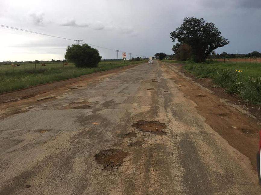 Boere en taxiverenigings sluit ‘gevaarlike’ pad in die Vrystaat oor ...