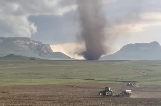 Tornado pyl op plaas af terwyl boer plant | Landbou