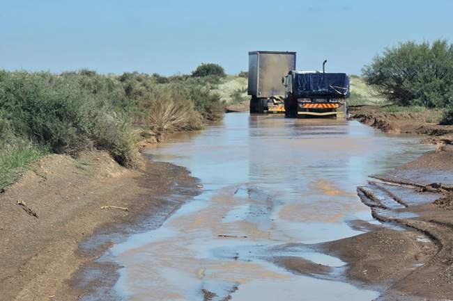 Só wurg verspoelde grondpaaie Noord-Kaap se landelike ekonomie | Landbou